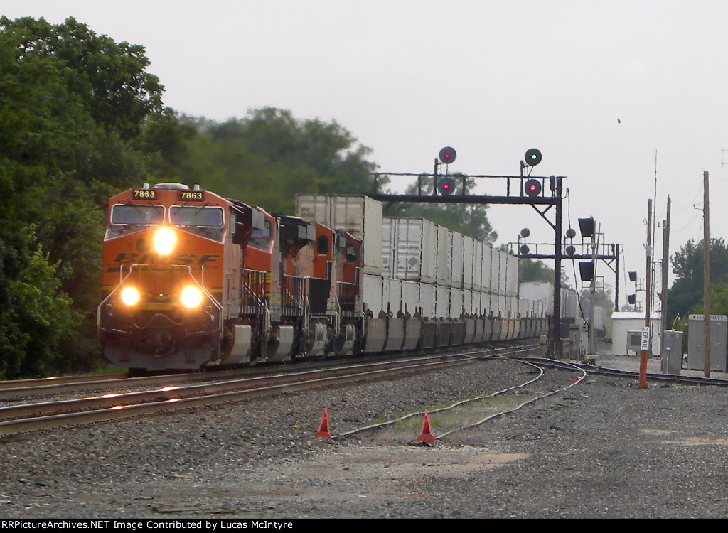 BNSF 7863 eastbound BNSF intermodal train